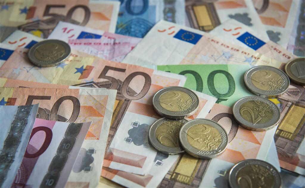 EU leaders push for stronger euro as international payment currency ...