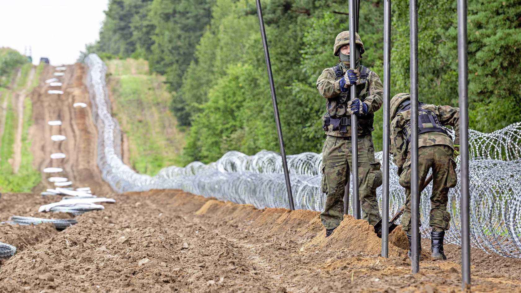 Poland sends thousands of extra soldiers to the border with Belarus ...