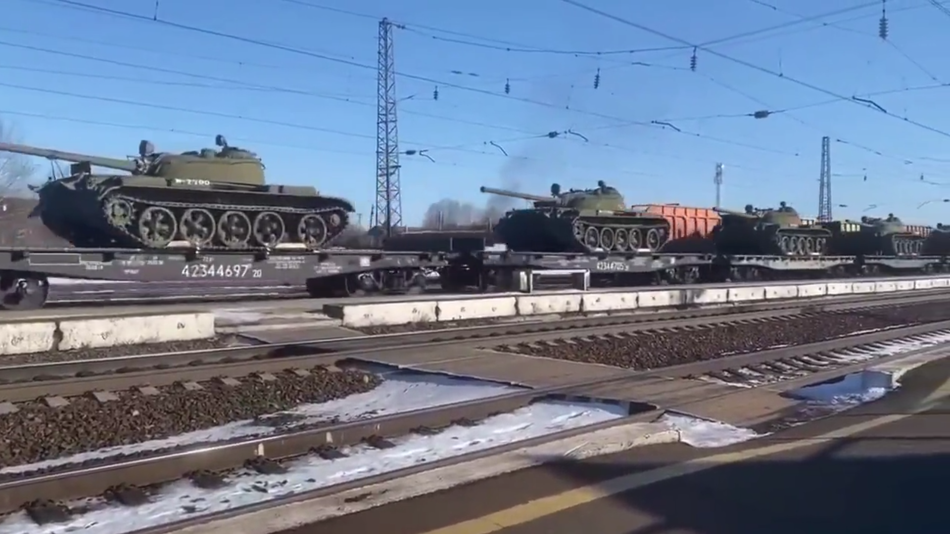 Russia begins deploying Stalin-era tanks to Ukraine after "significant ...
