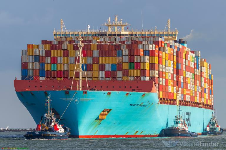 Maersk and Hapag Lloyd re-route shipping away from Red Sea | commonspace.eu